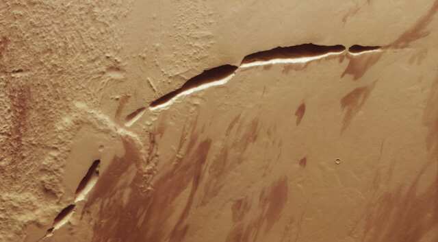 ESA captures scar across Mars in one of its most volcanic regions ...